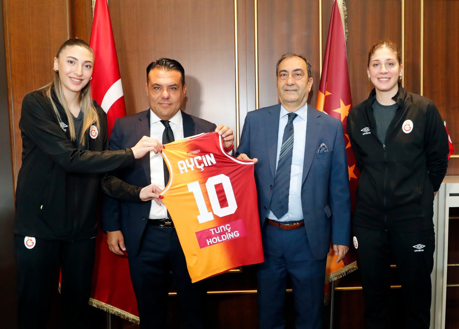 Galatasaray Kadın Voleybol Takımının forma sırt sponsoru Tunç Holding ...