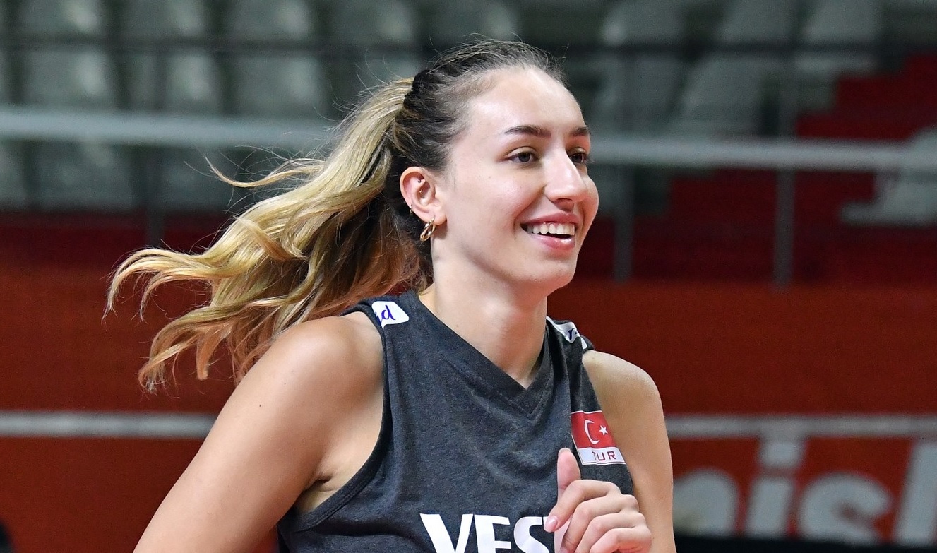 Sıla Çalışkan, Türk Hava Yolları'nda - Voleybolun Renkli Dünyası